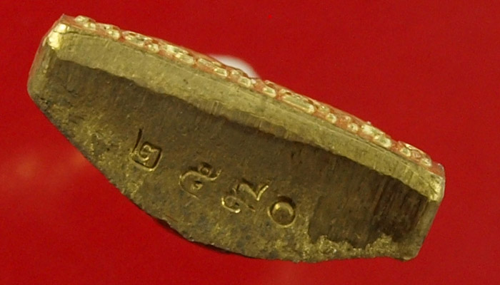 หลวงพ่อทวด พิมพ์ลอยองค์ เนื้อทองฝาบาตร รุ่นมงคลมหาโสฬส หมายเลข 2590 พระ ...